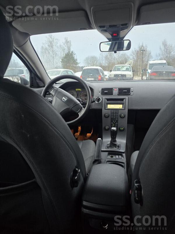 Melns Volvo V50 2004 Valmiera, ar dzinēja tilpumu 2.00 L un nobraukumu 402 tūkst. km par 1450 €, foto 3 vietnē AUTOMOTO.COM.LV