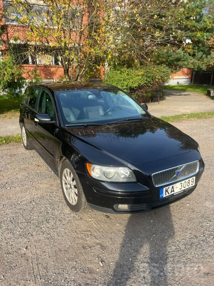 Melns Volvo V50 2004 Rīga, ar dzinēja tilpumu 2.00 L un nobraukumu 390 tūkst. km par 1000 €, foto 1 vietnē AUTOMOTO.COM.LV
