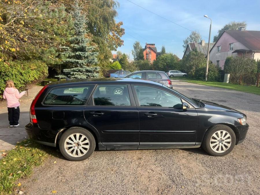 Melns Volvo V50 2004 Rīga, ar dzinēja tilpumu 2.00 L un nobraukumu 390 tūkst. km par 1000 €, foto 3 vietnē AUTOMOTO.COM.LV