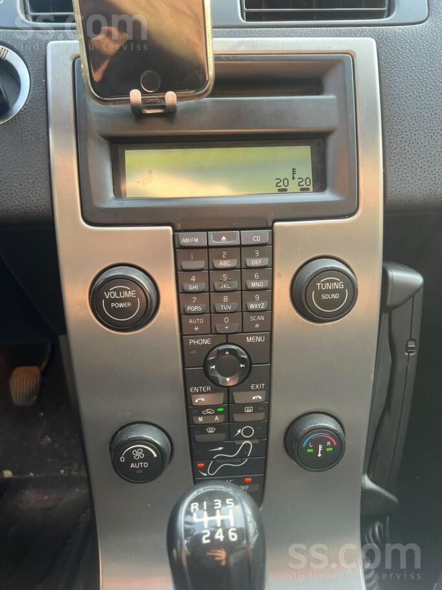 Melns Volvo V50 2004 Rīga, ar dzinēja tilpumu 2.00 L un nobraukumu 390 tūkst. km par 1000 €, foto 6 vietnē AUTOMOTO.COM.LV