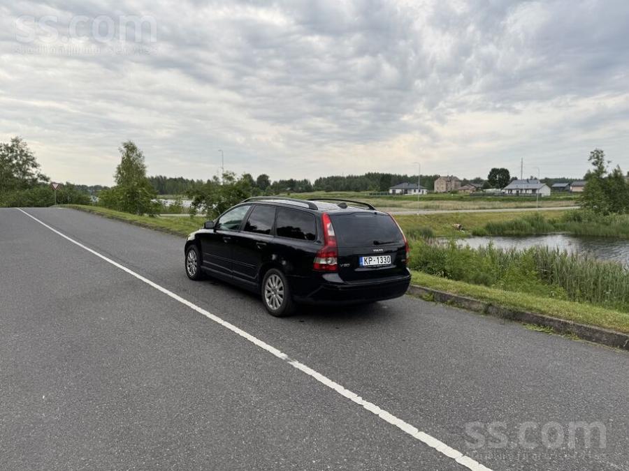 Melns Volvo V50 2005 Ogre, ar dzinēja tilpumu 2.00 L un nobraukumu 201 tūkst. km par 2490 €, foto 3 vietnē AUTOMOTO.COM.LV