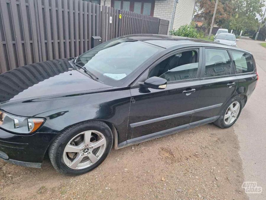 Black Volvo V50 2005 in Siauliai, with an engine capacity of 1.60 L and mileage of 290 thousand km for 1450 €, photo 1 on AUTOMOTO.COM.LV