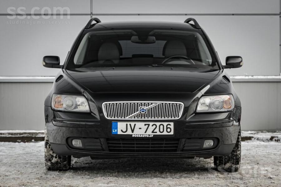 Black Volvo V50 2005 in Riga, with an engine capacity of 2.00 L and mileage of 0 thousand km for 2495 €, photo 2 on AUTOMOTO.COM.LV
