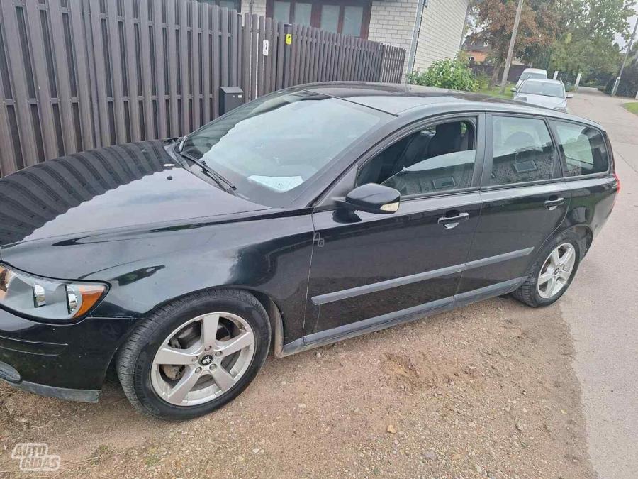 Black Volvo V50 2005 in Siauliai, with an engine capacity of 1.60 L and mileage of 290 thousand km for 1450 €, photo 1 on AUTOMOTO.COM.LV