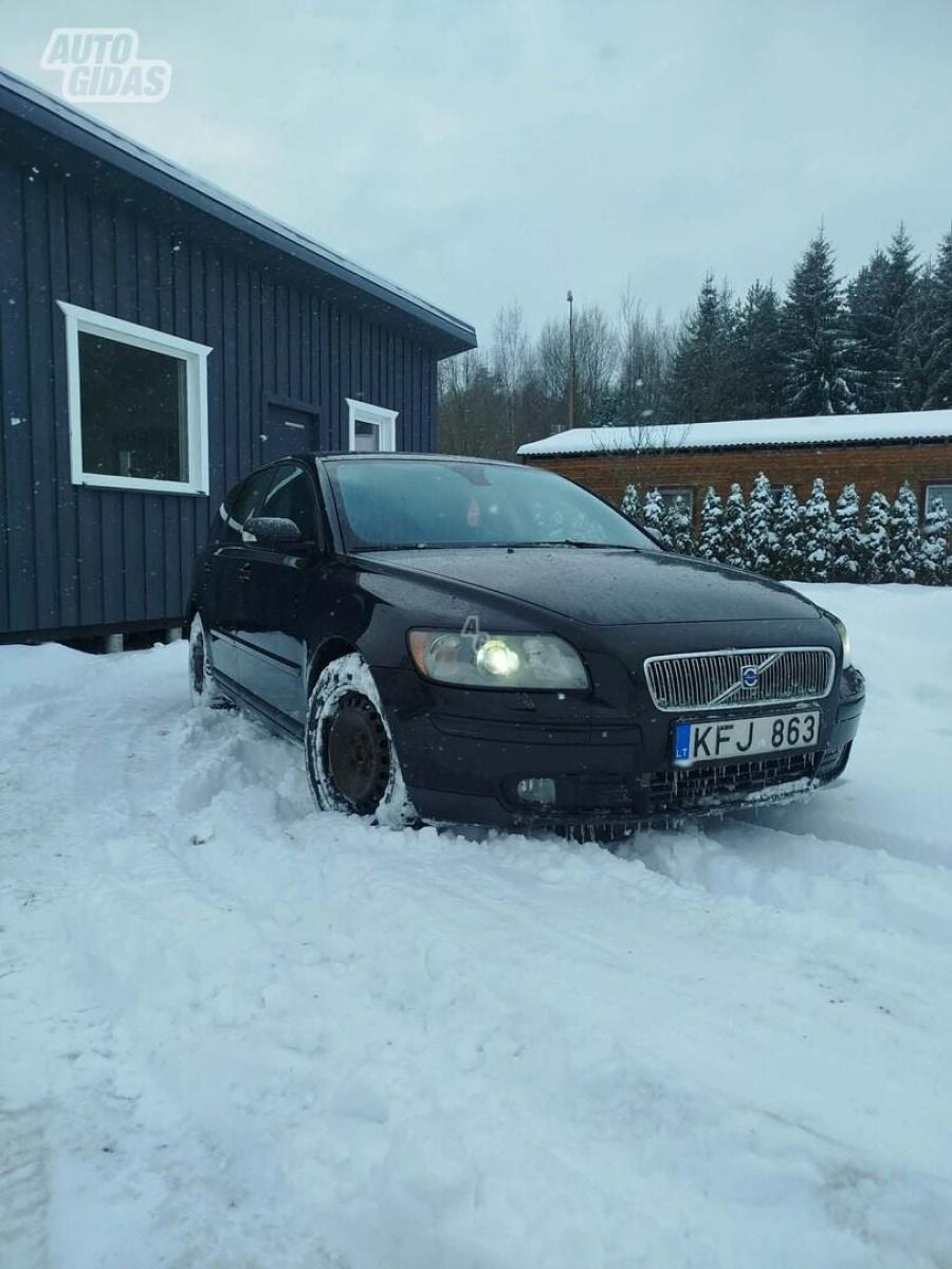 Black Volvo V50 2005 in Jonava, with an engine capacity of 2.00 L and mileage of 4 thousand km for 900 €, photo 2 on AUTOMOTO.COM.LV
