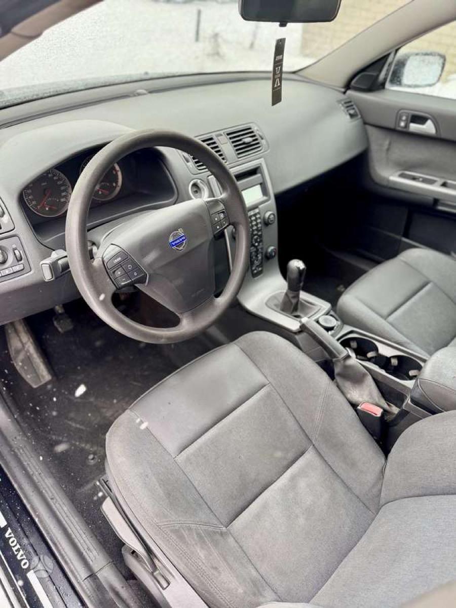Melns Volvo V50 2005 Marijampole, ar dzinēja tilpumu 2.00 L un nobraukumu 342 tūkst. km par 1700 €, foto 9 vietnē AUTOMOTO.COM.LV