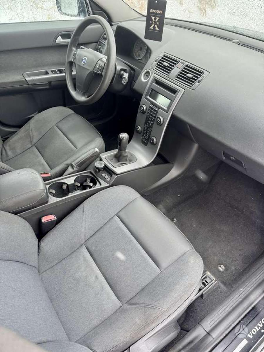 Melns Volvo V50 2005 Marijampole, ar dzinēja tilpumu 2.00 L un nobraukumu 342 tūkst. km par 1700 €, foto 11 vietnē AUTOMOTO.COM.LV