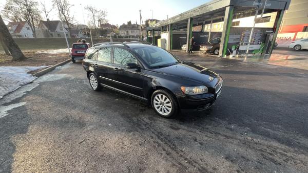 Black Volvo V50 2005 in Vilnius, with an engine capacity of 2.00 L and mileage of 400 thousand km for 1350 €, photo 1 on AUTOMOTO.COM.LV