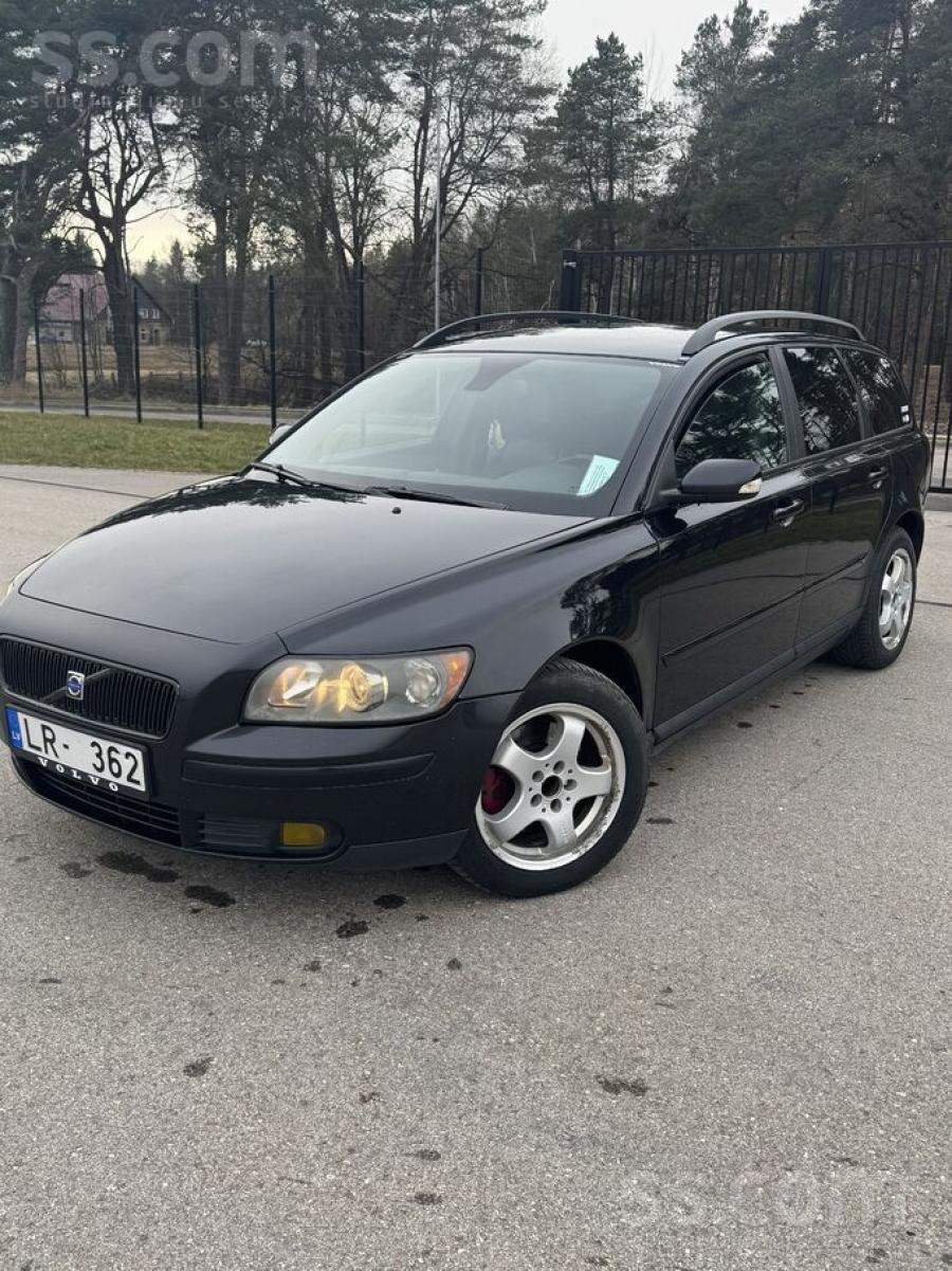 Black Volvo V50 2005 in Valmiera, with an engine capacity of 2.00 L and mileage of 504 thousand km for 1300 €, photo 1 on AUTOMOTO.COM.LV