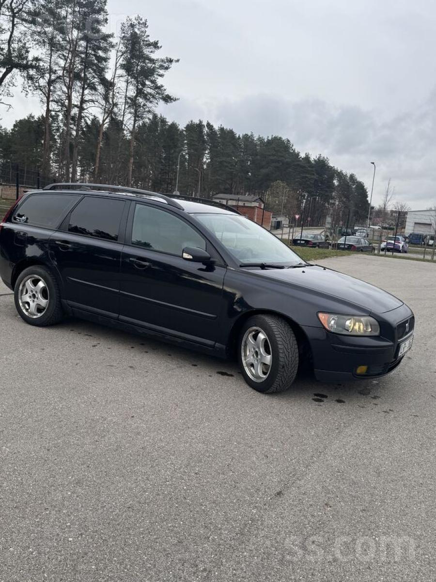 Black Volvo V50 2005 in Valmiera, with an engine capacity of 2.00 L and mileage of 504 thousand km for 1300 €, photo 3 on AUTOMOTO.COM.LV