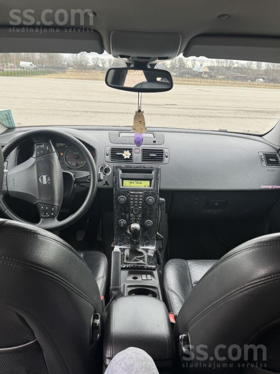 Black Volvo V50 2005 in Valmiera, with an engine capacity of 2.00 L and mileage of 504 thousand km for 1300 €, photo 6 on AUTOMOTO.COM.LV