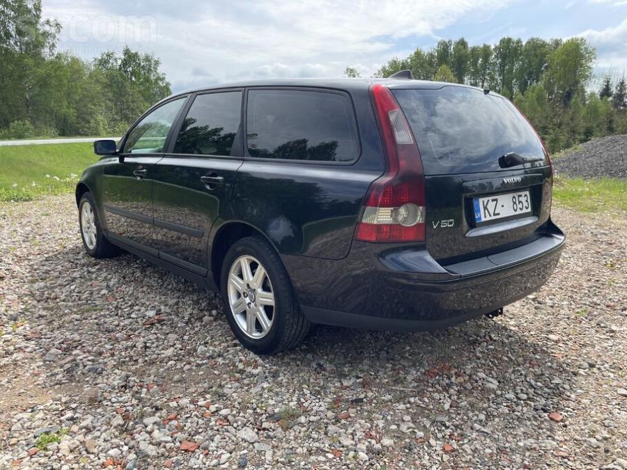 Black Volvo V50 2005 in Cesis, with an engine capacity of 1.60 L and mileage of 0 thousand km for 1390 €, photo 3 on AUTOMOTO.COM.LV