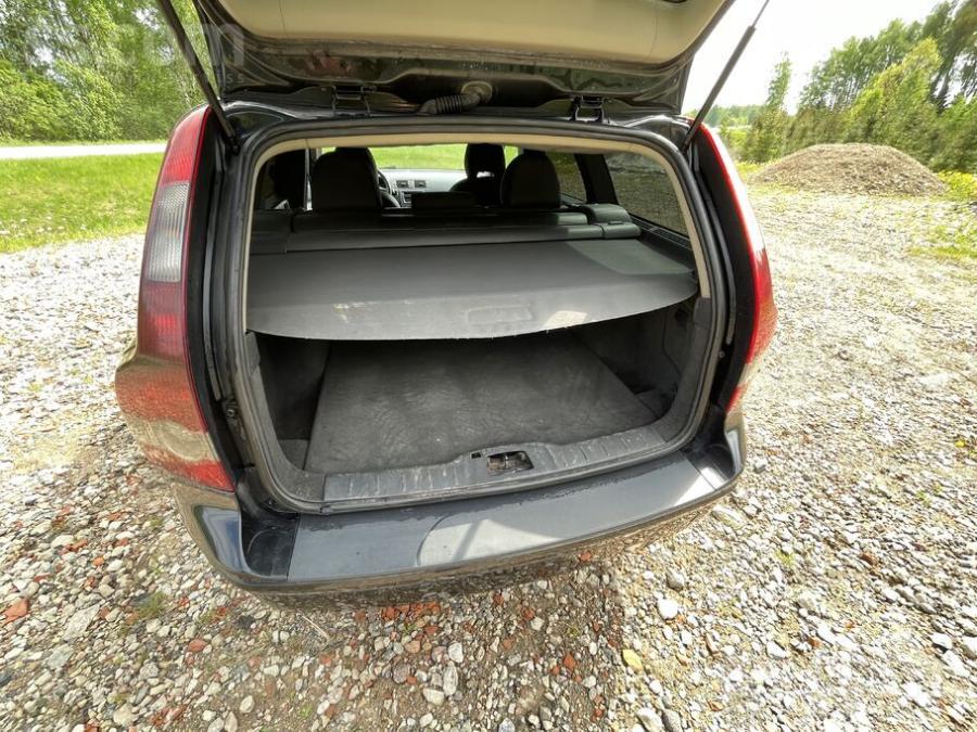 Black Volvo V50 2005 in Cesis, with an engine capacity of 1.60 L and mileage of 0 thousand km for 1390 €, photo 8 on AUTOMOTO.COM.LV