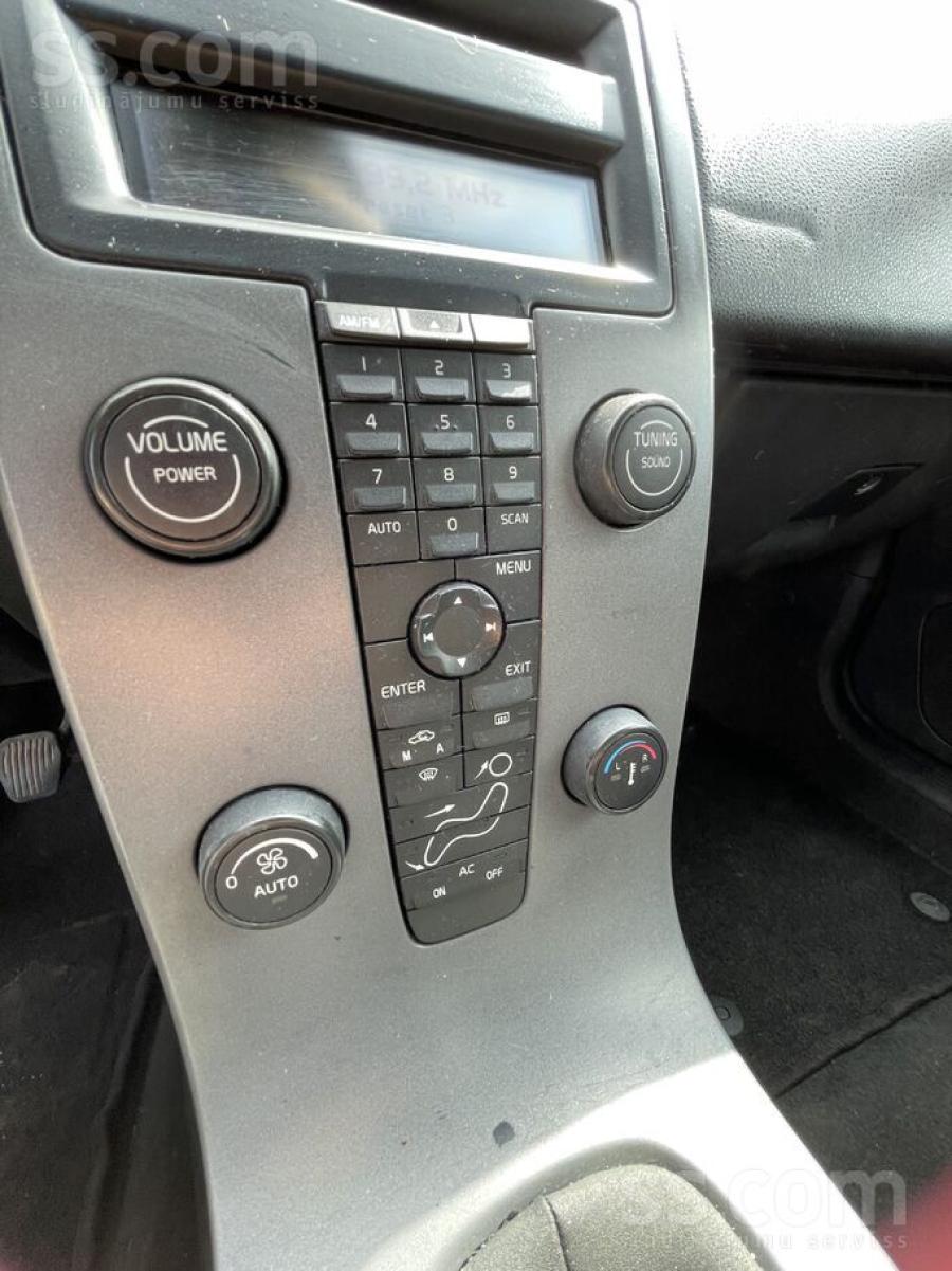 Black Volvo V50 2005 in Cesis, with an engine capacity of 1.60 L and mileage of 0 thousand km for 1390 €, photo 11 on AUTOMOTO.COM.LV