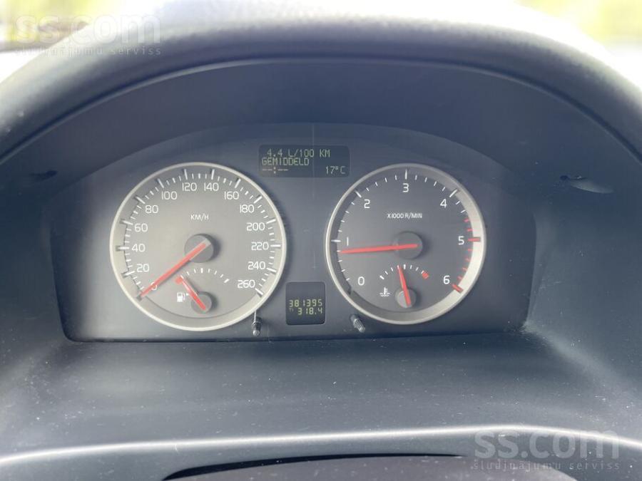 Black Volvo V50 2005 in Cesis, with an engine capacity of 1.60 L and mileage of 0 thousand km for 1390 €, photo 15 on AUTOMOTO.COM.LV