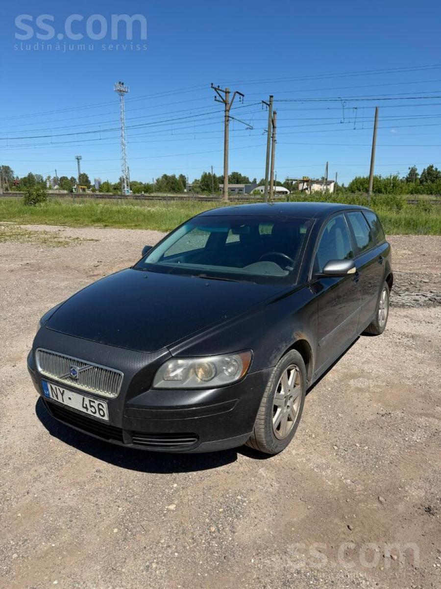 Black Volvo V50 2005 in Riga, with an engine capacity of 2.00 L and mileage of 0 thousand km for 590 €, photo 3 on AUTOMOTO.COM.LV