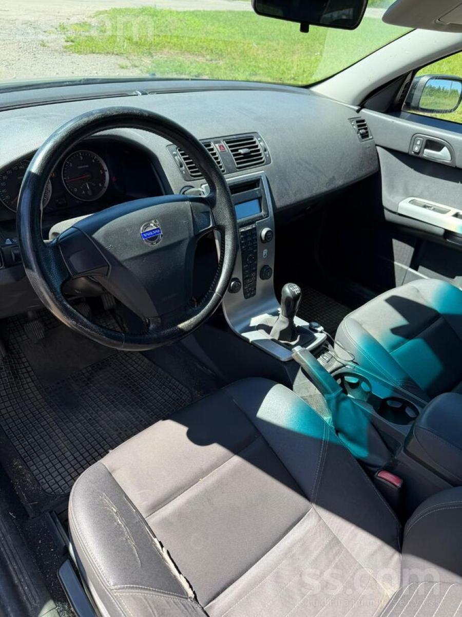 Black Volvo V50 2005 in Riga, with an engine capacity of 2.00 L and mileage of 0 thousand km for 590 €, photo 6 on AUTOMOTO.COM.LV