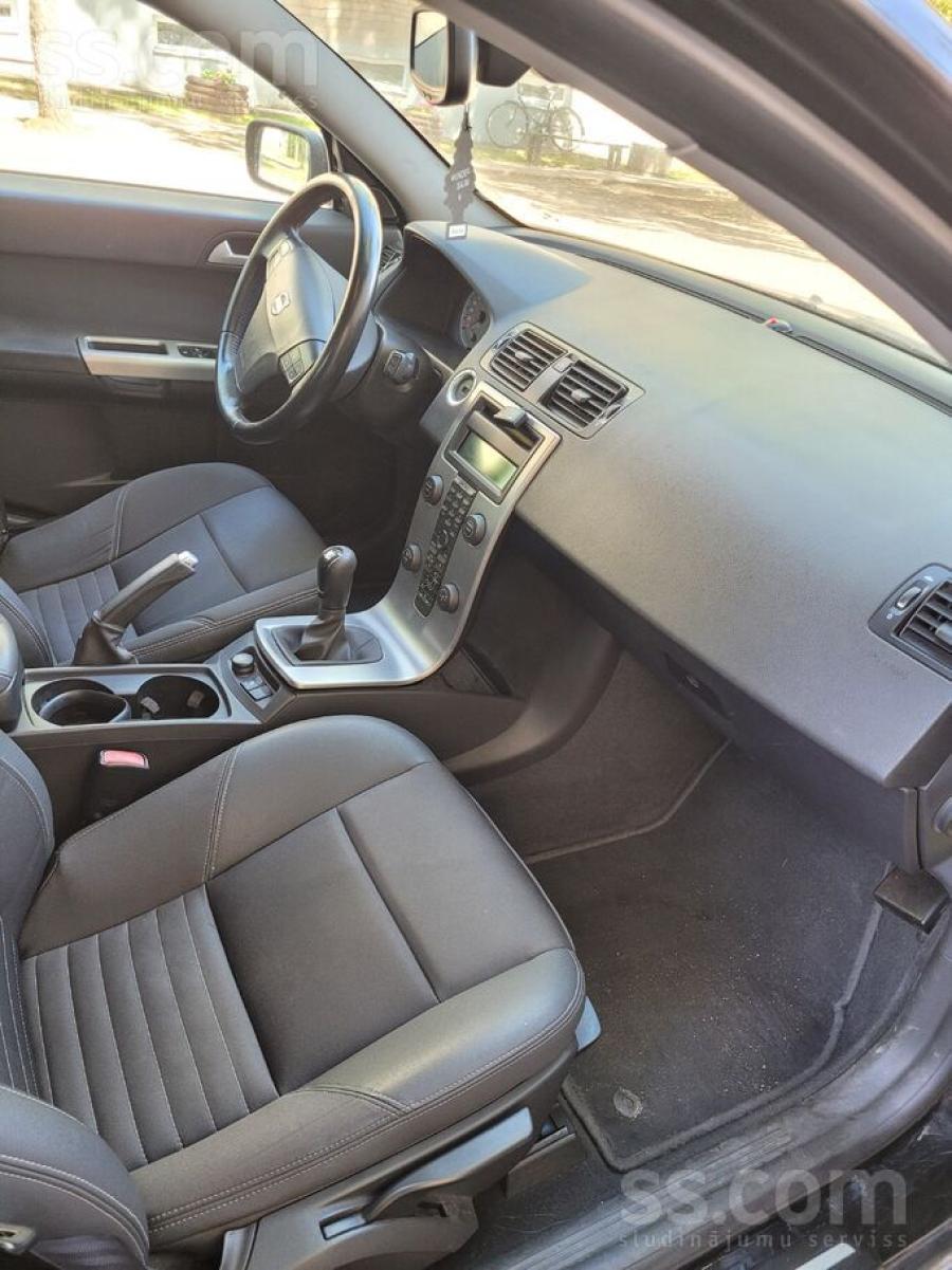 Black Volvo V50 2005 in Gulbene, with an engine capacity of 1.80 L and mileage of 305 thousand km for 1000 €, photo 7 on AUTOMOTO.COM.LV