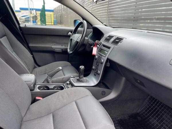 Melns Volvo V50 2005 Rīga, ar dzinēja tilpumu 2.00 L un nobraukumu 0 tūkst. km par 2300 €, foto 8 vietnē AUTOMOTO.COM.LV