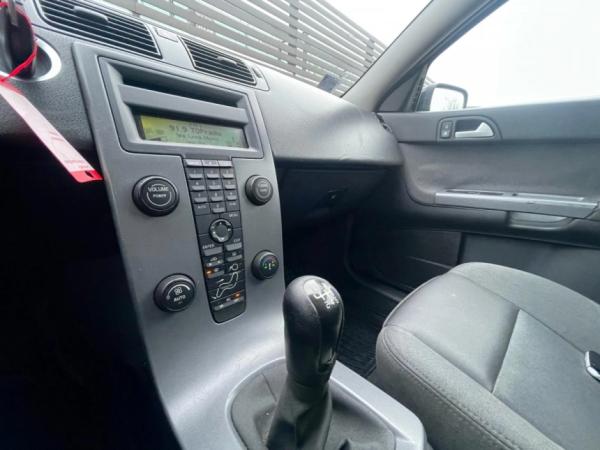 Melns Volvo V50 2005 Rīga, ar dzinēja tilpumu 2.00 L un nobraukumu 0 tūkst. km par 2300 €, foto 10 vietnē AUTOMOTO.COM.LV
