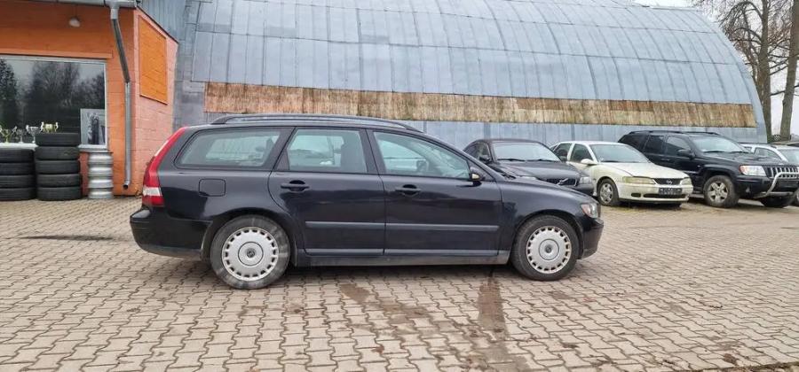 Black Volvo V50 2005 in Valmiera, with an engine capacity of 2.00 L and mileage of 363 thousand km for 1150 €, photo 3 on AUTOMOTO.COM.LV