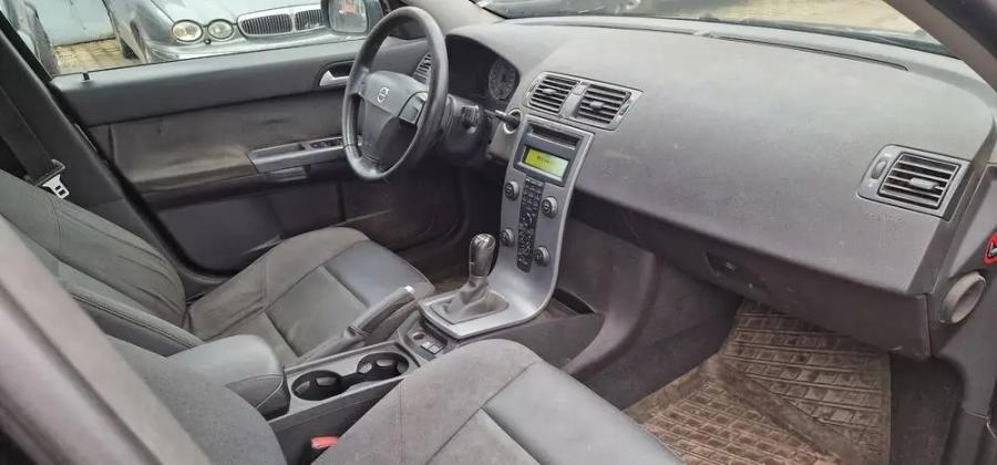 Black Volvo V50 2005 in Valmiera, with an engine capacity of 2.00 L and mileage of 363 thousand km for 1150 €, photo 10 on AUTOMOTO.COM.LV