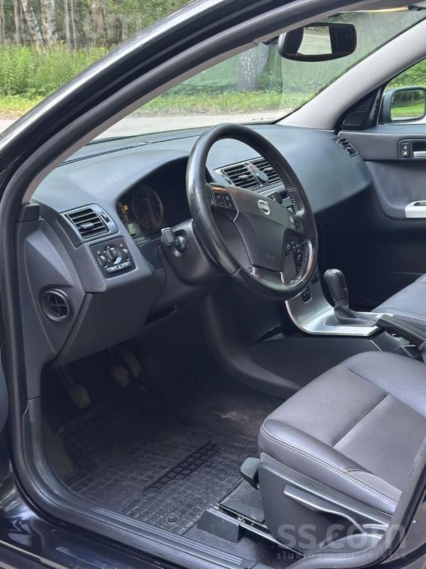 Black Volvo V50 2005 in Riga, with an engine capacity of 2.00 L and mileage of 0 thousand km for 1490 €, photo 9 on AUTOMOTO.COM.LV