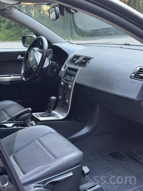 Black Volvo V50 2005 in Riga, with an engine capacity of 2.00 L and mileage of 0 thousand km for 1490 €, photo 10 on AUTOMOTO.COM.LV