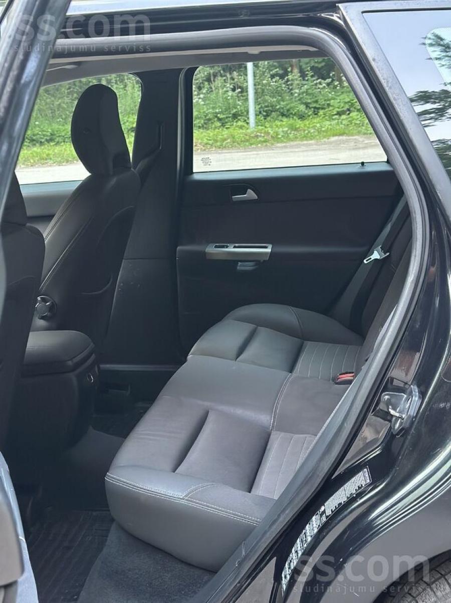 Black Volvo V50 2005 in Riga, with an engine capacity of 2.00 L and mileage of 0 thousand km for 1490 €, photo 12 on AUTOMOTO.COM.LV