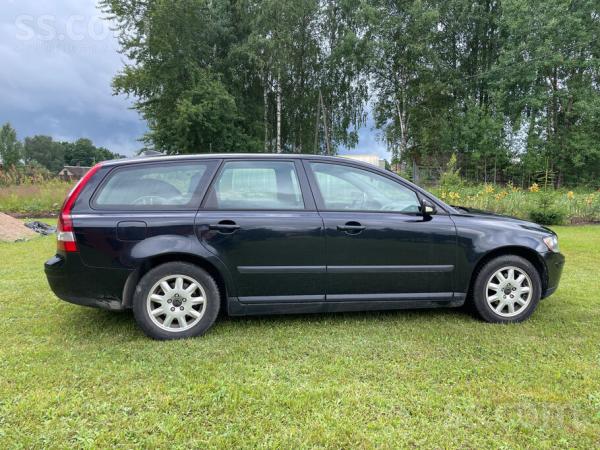 Black Volvo V50 2005 in Valmiera, with an engine capacity of 1.60 L and mileage of 355 thousand km for 2150 €, photo 2 on AUTOMOTO.COM.LV