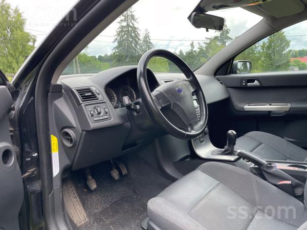 Black Volvo V50 2005 in Valmiera, with an engine capacity of 1.60 L and mileage of 355 thousand km for 2150 €, photo 6 on AUTOMOTO.COM.LV