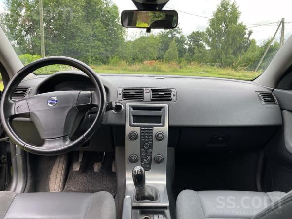 Black Volvo V50 2005 in Valmiera, with an engine capacity of 1.60 L and mileage of 355 thousand km for 2150 €, photo 7 on AUTOMOTO.COM.LV