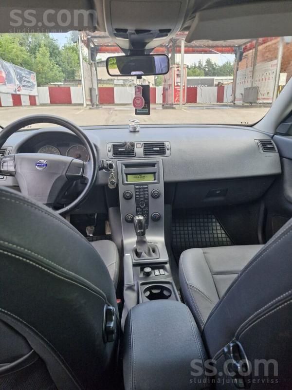 Melns Volvo V50 2005 Daugavpils, ar dzinēja tilpumu 2.00 L un nobraukumu 305 tūkst. km par 1900 €, foto 4 vietnē AUTOMOTO.COM.LV