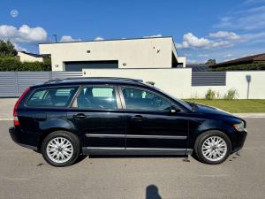 Black Volvo V50 2005 in Vilnius, with an engine capacity of 2.00 L and mileage of 380 thousand km for 1950 €, photo 7 on AUTOMOTO.COM.LV