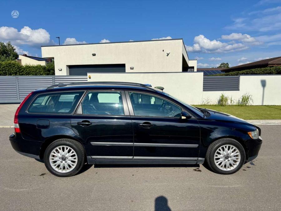 Black Volvo V50 2005 in Vilnius, with an engine capacity of 2.00 L and mileage of 380 thousand km for 1950 €, photo 7 on AUTOMOTO.COM.LV