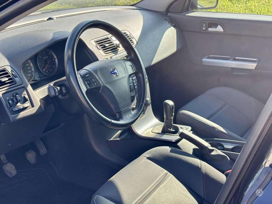 Black Volvo V50 2005 in Vilnius, with an engine capacity of 2.00 L and mileage of 380 thousand km for 1950 €, photo 9 on AUTOMOTO.COM.LV