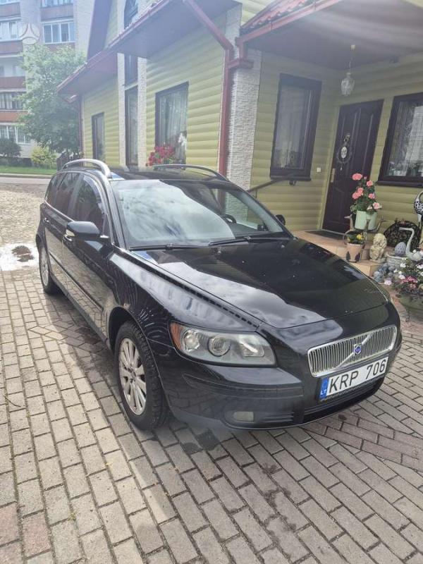 Black Volvo V50 2005 in Marijampole, with an engine capacity of 1.56 L and mileage of 349 thousand km for 1700 €, photo 1 on AUTOMOTO.COM.LV