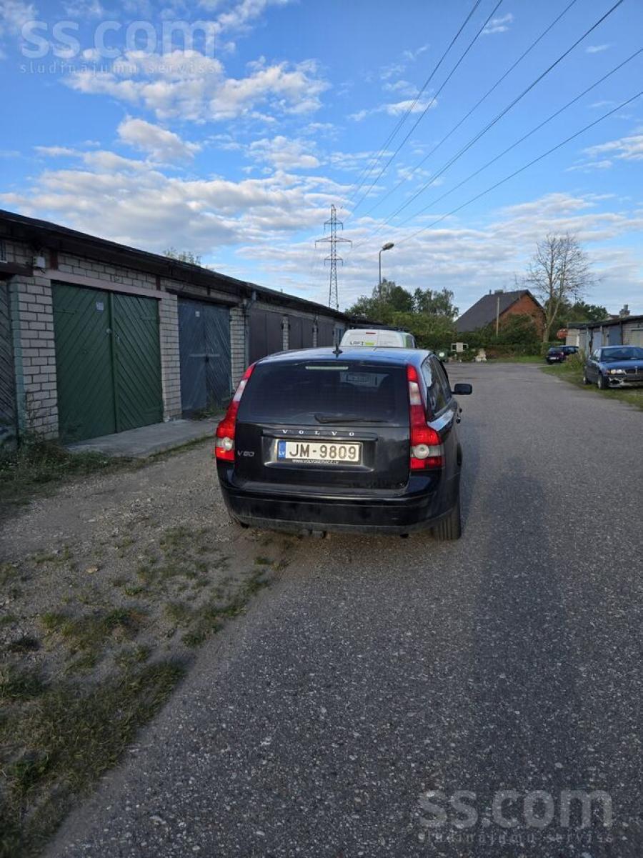 Melns Volvo V50 2005 Rīga, ar dzinēja tilpumu 2.50 L un nobraukumu 293 tūkst. km par 1000 €, foto 3 vietnē AUTOMOTO.COM.LV