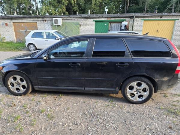 Black Volvo V50 2005 in Riga, with an engine capacity of 2.50 L and mileage of 293 thousand km for 1000 €, photo 4 on AUTOMOTO.COM.LV