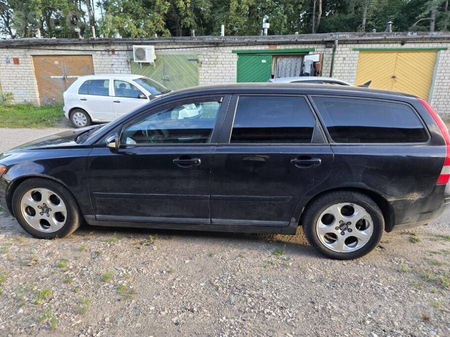 Melns Volvo V50 2005 Rīga, ar dzinēja tilpumu 2.50 L un nobraukumu 293 tūkst. km par 1000 €, foto 4 vietnē AUTOMOTO.COM.LV