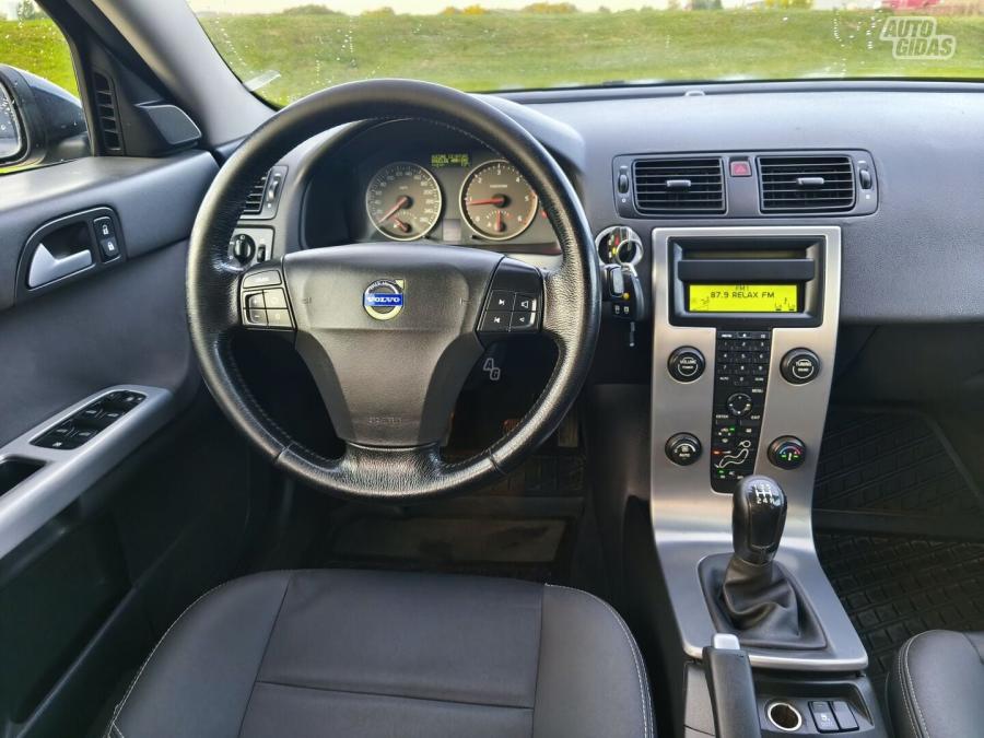 Black Volvo V50 2005 in Taurage, with an engine capacity of 1.60 L and mileage of 299 thousand km for 1480 €, photo 8 on AUTOMOTO.COM.LV