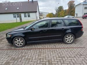 Black Volvo V50 2005 in Valmiera, with an engine capacity of 2.00 L and mileage of 398 thousand km for 1350 €, photo 3 on AUTOMOTO.COM.LV