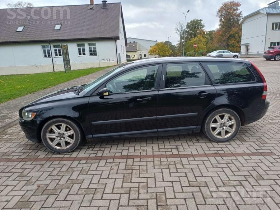 Black Volvo V50 2005 in Valmiera, with an engine capacity of 2.00 L and mileage of 398 thousand km for 1350 €, photo 3 on AUTOMOTO.COM.LV
