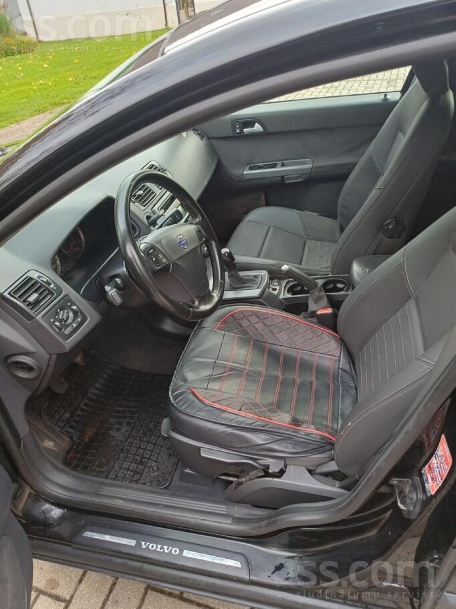 Black Volvo V50 2005 in Valmiera, with an engine capacity of 2.00 L and mileage of 398 thousand km for 1350 €, photo 6 on AUTOMOTO.COM.LV