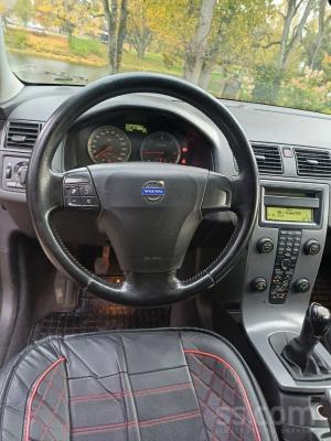 Black Volvo V50 2005 in Valmiera, with an engine capacity of 2.00 L and mileage of 398 thousand km for 1350 €, photo 8 on AUTOMOTO.COM.LV