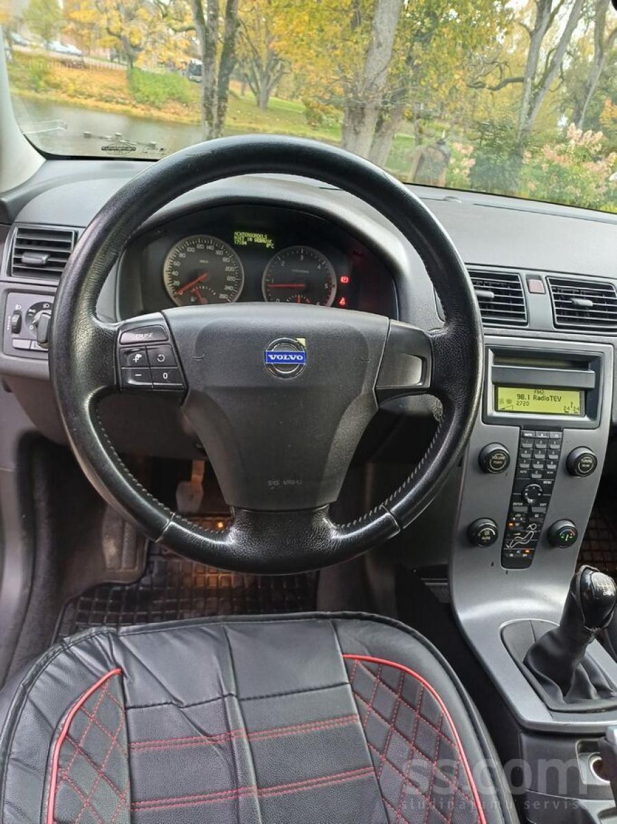 Black Volvo V50 2005 in Valmiera, with an engine capacity of 2.00 L and mileage of 398 thousand km for 1350 €, photo 8 on AUTOMOTO.COM.LV
