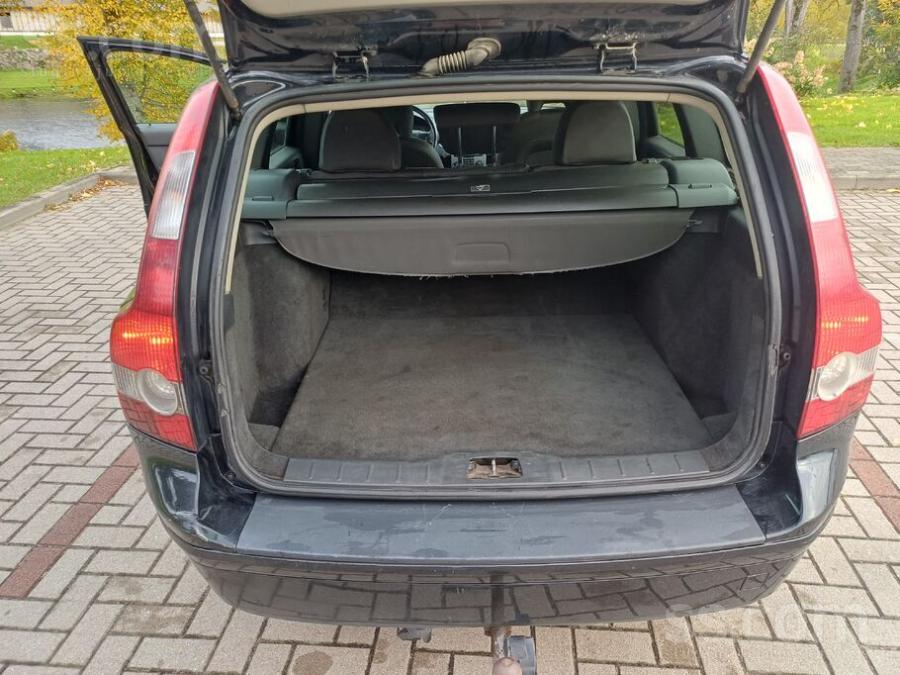 Black Volvo V50 2005 in Valmiera, with an engine capacity of 2.00 L and mileage of 398 thousand km for 1350 €, photo 10 on AUTOMOTO.COM.LV