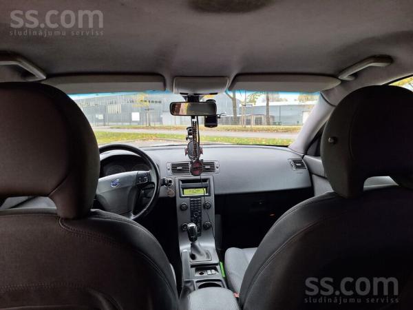 Melns Volvo V50 2005 Cēsis, ar dzinēja tilpumu 1.60 L un nobraukumu 211 tūkst. km par 1900 €, foto 3 vietnē AUTOMOTO.COM.LV
