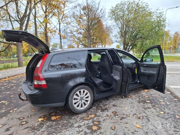Melns Volvo V50 2005 Cēsis, ar dzinēja tilpumu 1.60 L un nobraukumu 211 tūkst. km par 1900 €, foto 4 vietnē AUTOMOTO.COM.LV