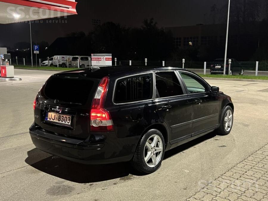 Черный Вольво В50 2005 в Рига, объемом двигателя 2.00 л и пробегом 298 тыс. км за 950 €, фото 1 на AUTOMOTO.COM.LV